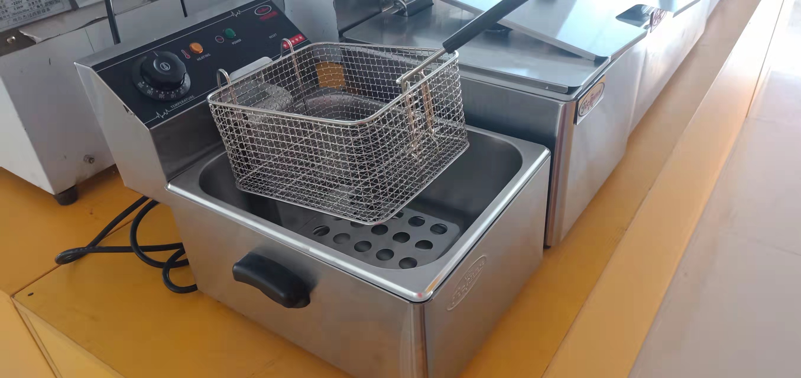 Fryer Commercial counter top Deep Fryer Electric with Single Tank 8L